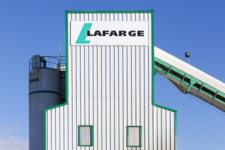 Ponad 200 aktywistów ekologicznych zaatakowało cementownię. Są straty