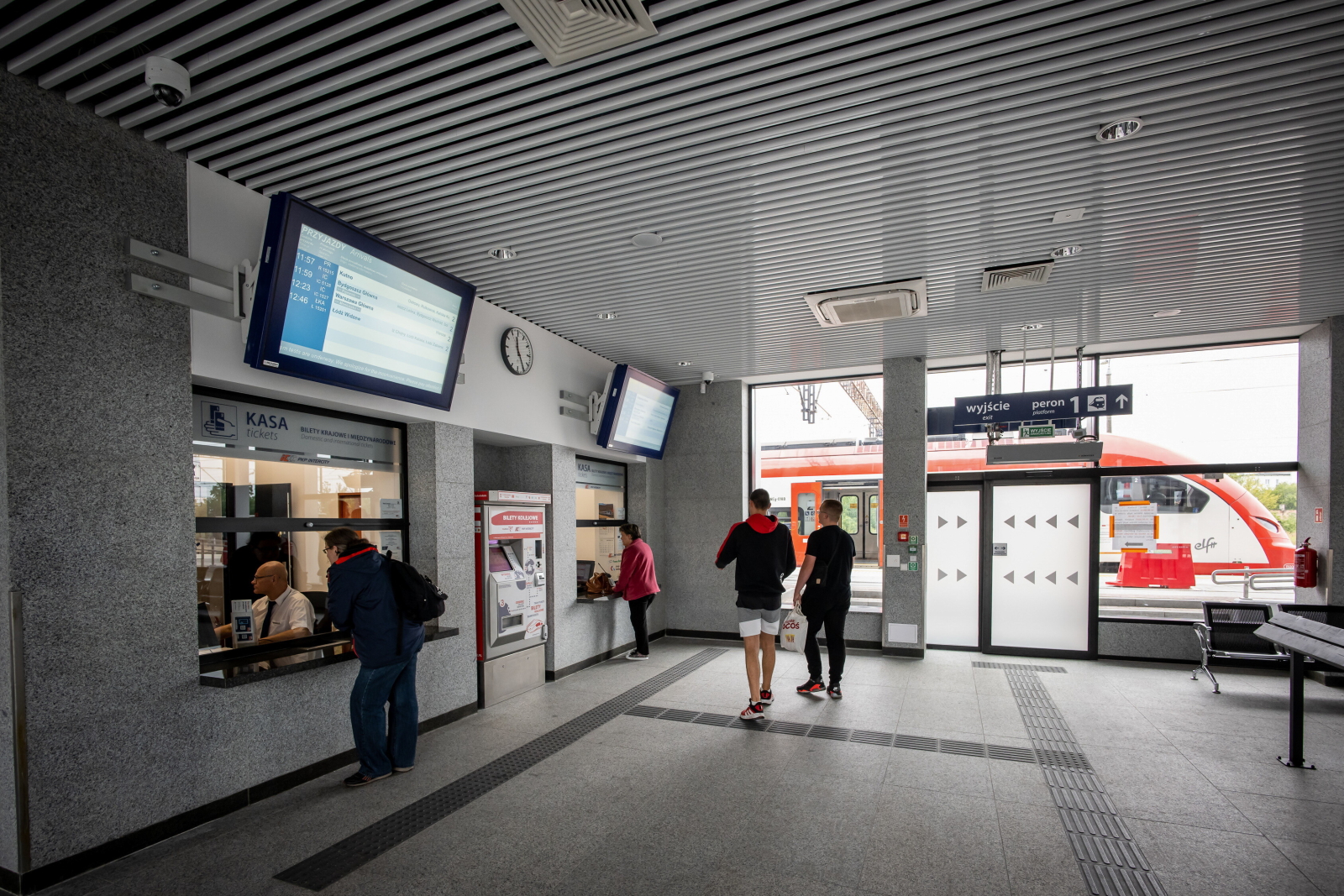 Nowy dworzec we Włocławku otwarty. Kosztował 37,7 mln zł i tak się prezentuje